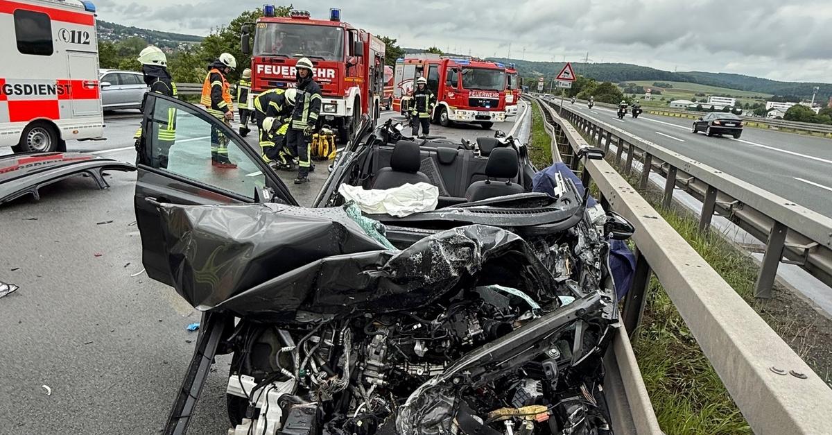A45 bei Wetzlar: Ersthelfer kümmern sich um Verletzten